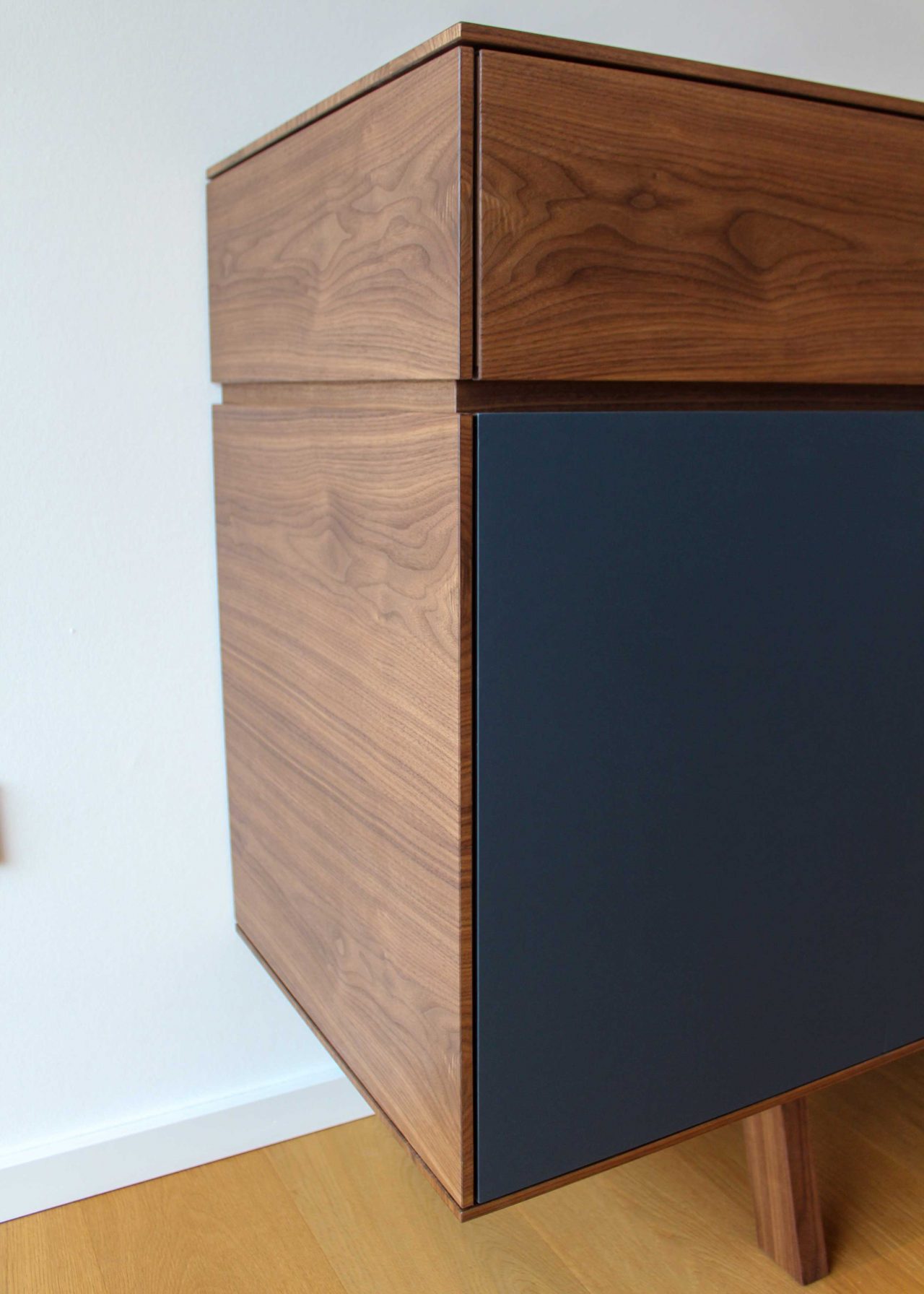 Nussbaum-Linoleum Sideboard Ecke | Möbelwerkstatt Elbel